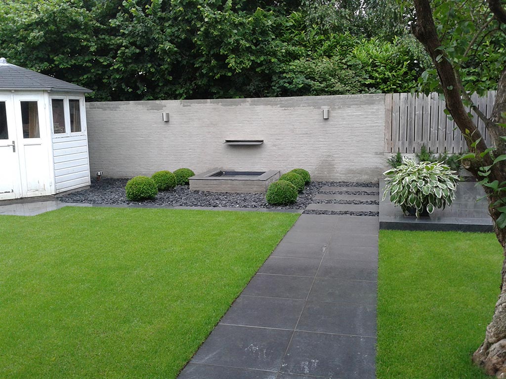 Bomen rooien: Renovatie complete tuin., tuinbestrating met keramische ...